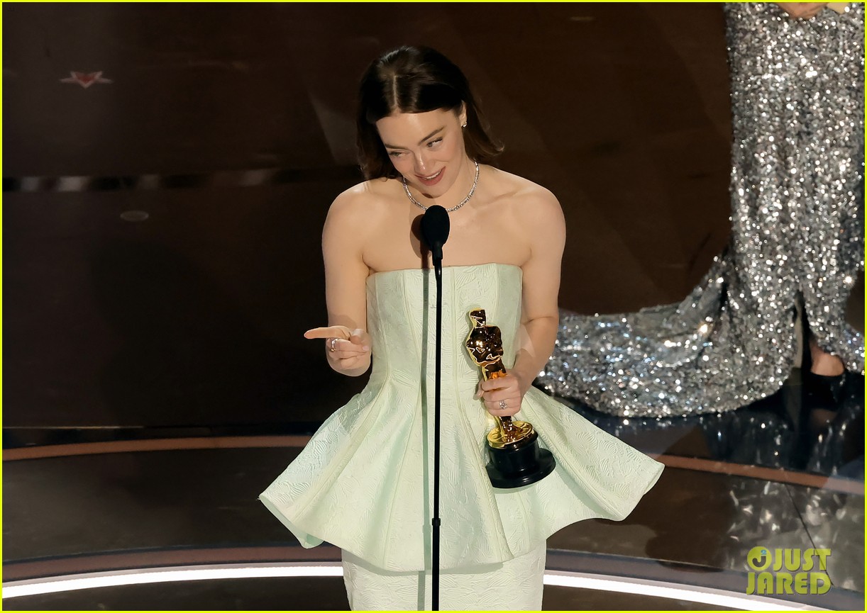 Emma Stone Wins Second Oscar for Best Actress, Fights Back Tears While ...