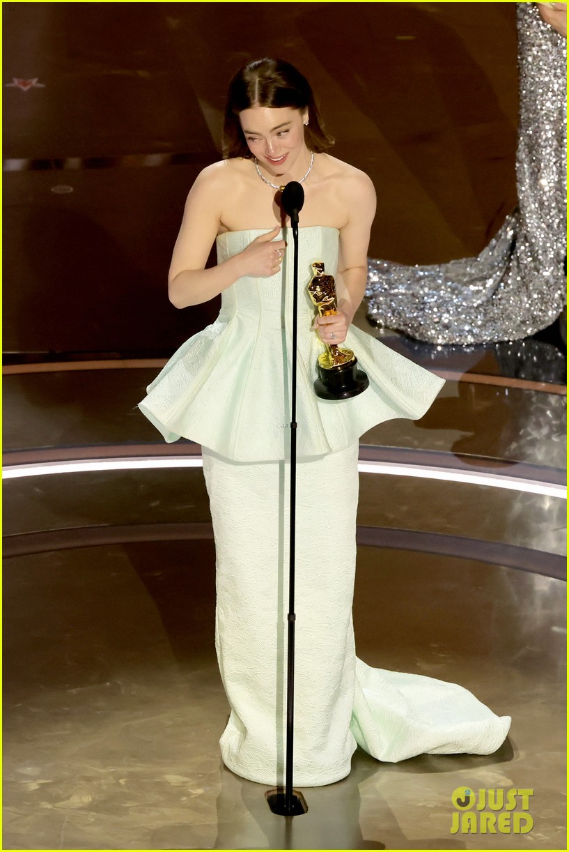 Emma Stone Wins Second Oscar for Best Actress, Fights Back Tears While ...