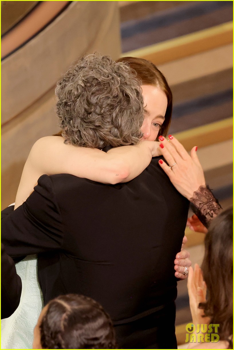 Emma Stone Wins Second Oscar for Best Actress, Fights Back Tears While ...