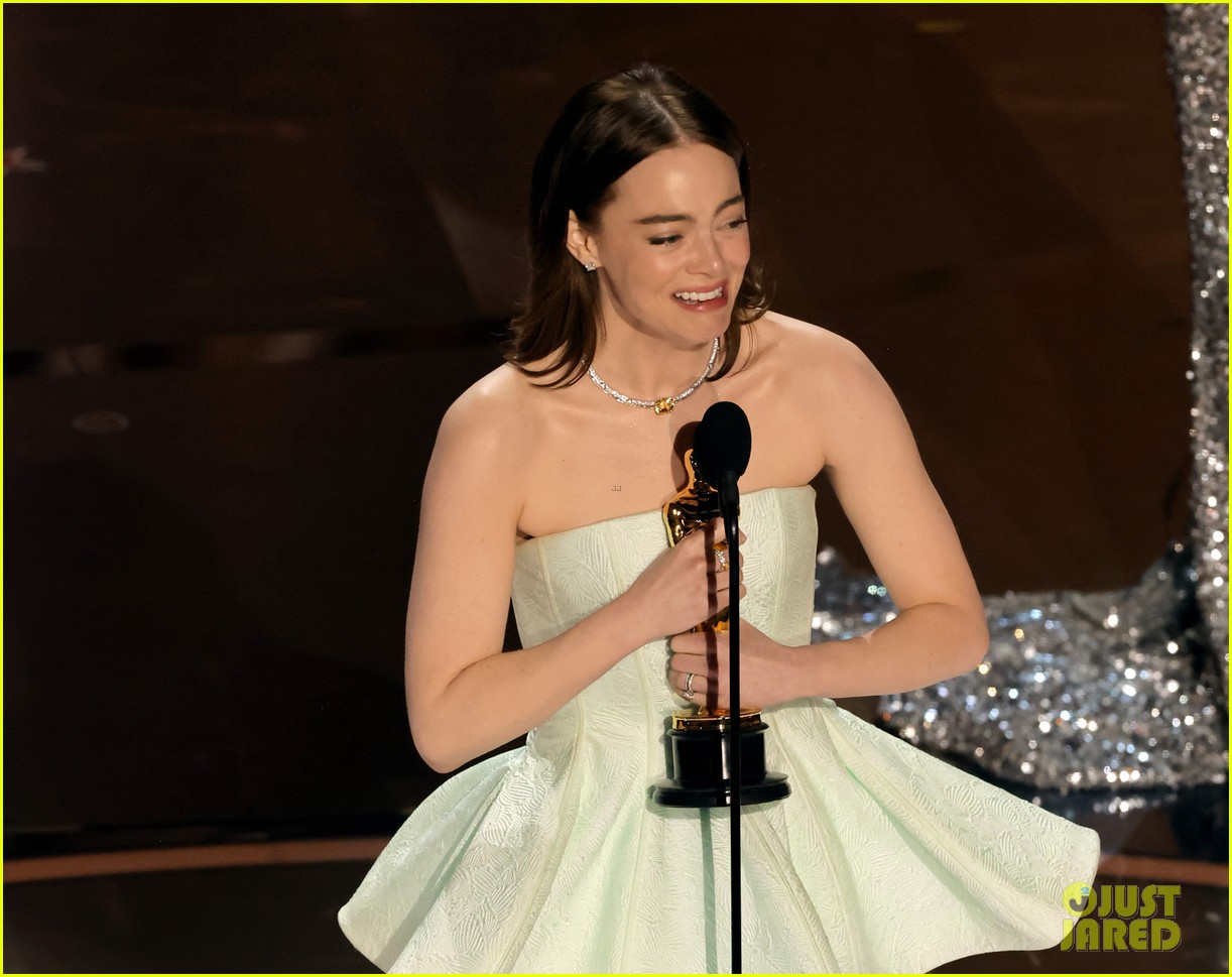 Emma Stone Wins Second Oscar for Best Actress, Fights Back Tears While ...