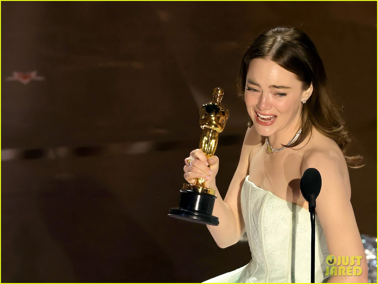 Emma Stone Wins Second Oscar for Best Actress, Fights Back Tears While ...