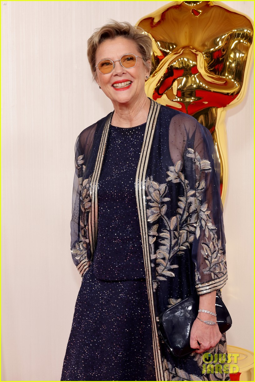 Nyad's Jodie Foster & Annette Bening Reunite for Oscars 2024: Photo ...