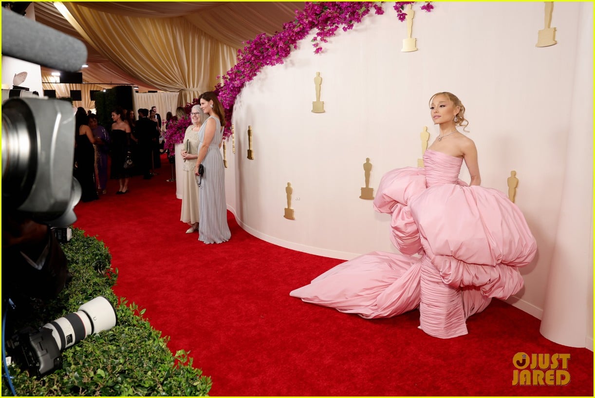 Ariana Grande & Cynthia Erivo Channel 'Wicked' Characters in Pink & Green at Oscars 2024: Photo ...