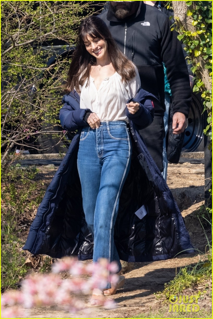 Anne Hathaway Films New Movie 'Flowervale Street' in Atlanta Following ...