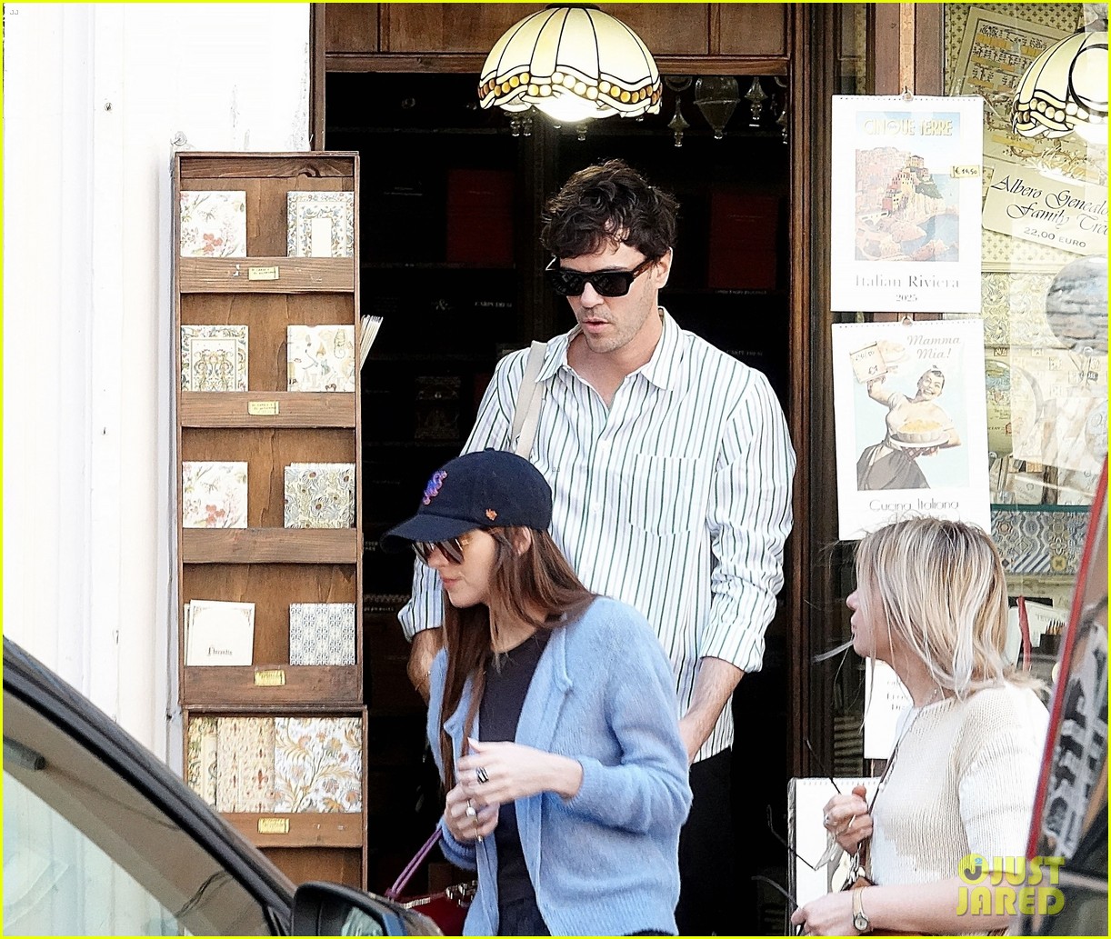 Dakota Johnson & Close Friend Blake Lee Go Sightseeing in Rome: Photo ...