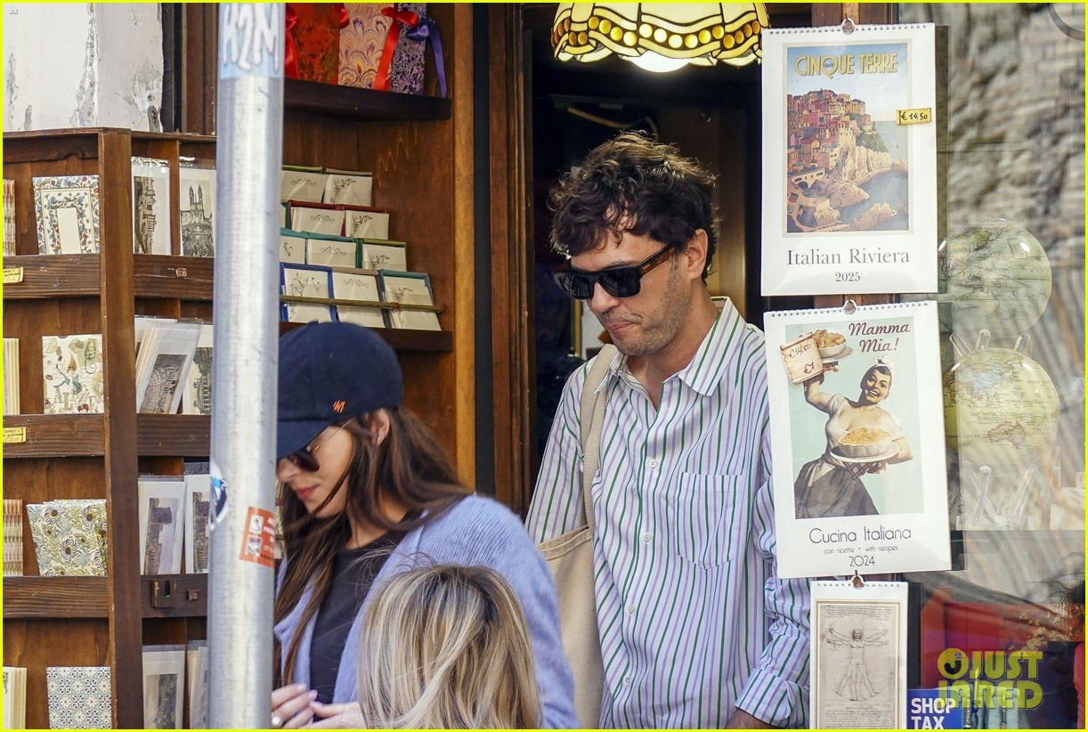 Dakota Johnson & Close Friend Blake Lee Go Sightseeing in Rome: Photo ...