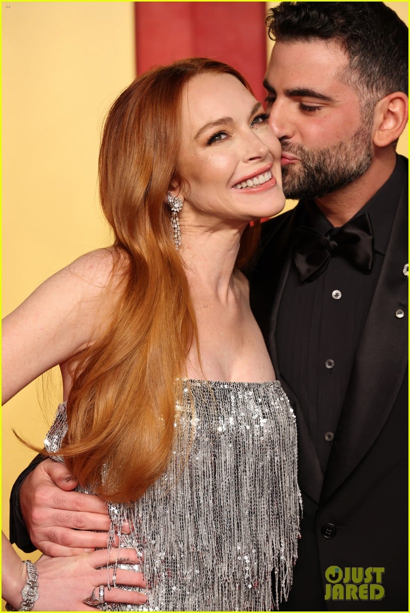 Lindsay Lohan Attends First Vanity Fair Oscar Party Since 2006 With ...