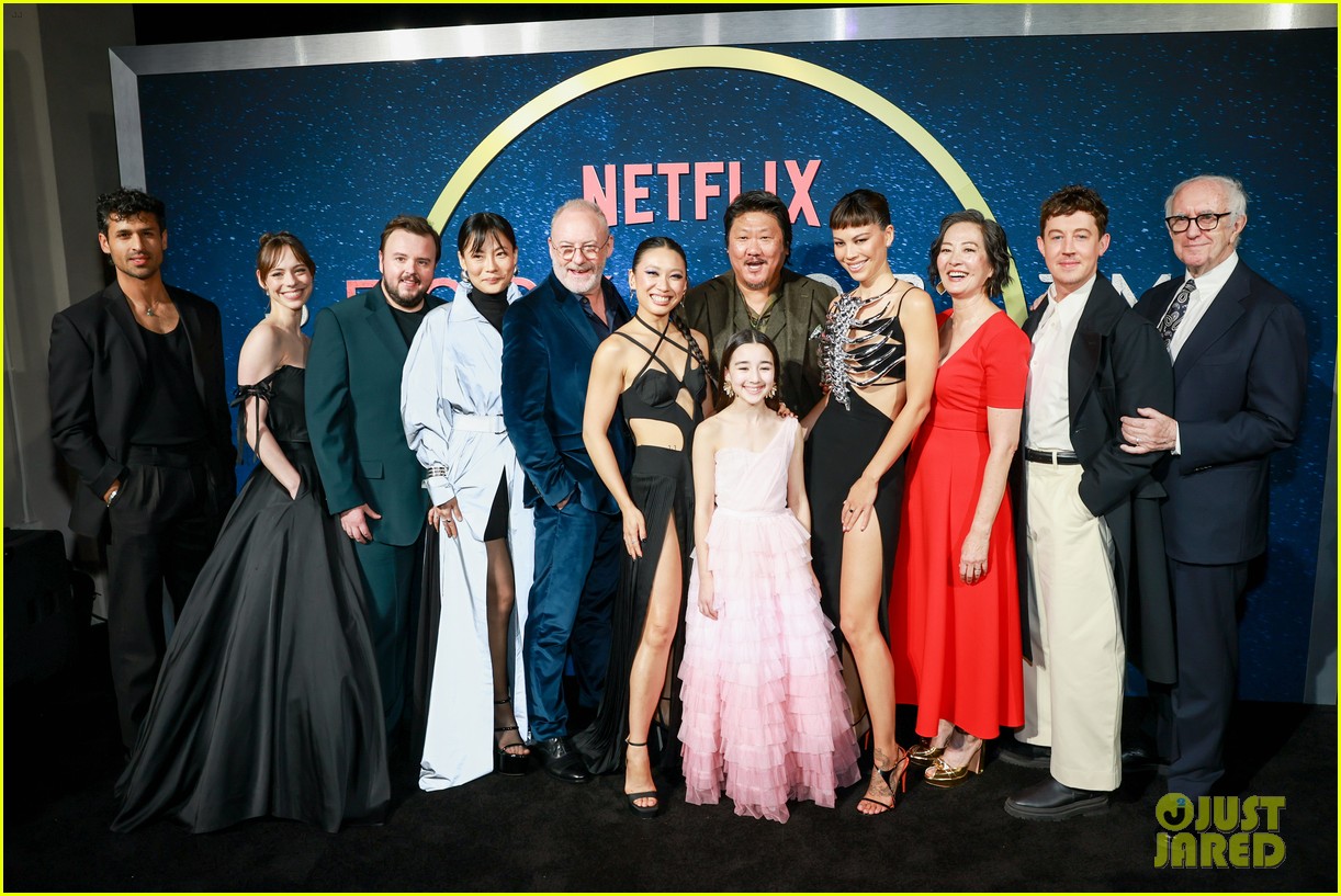 '3 Body Problem' Star Alex Sharp Brings Photos of Missing Cast Members ...