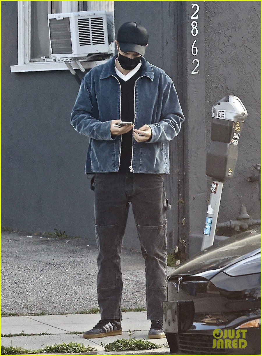 New Dad Robert Pattinson Masks Up During 2 Outings After Welcoming ...