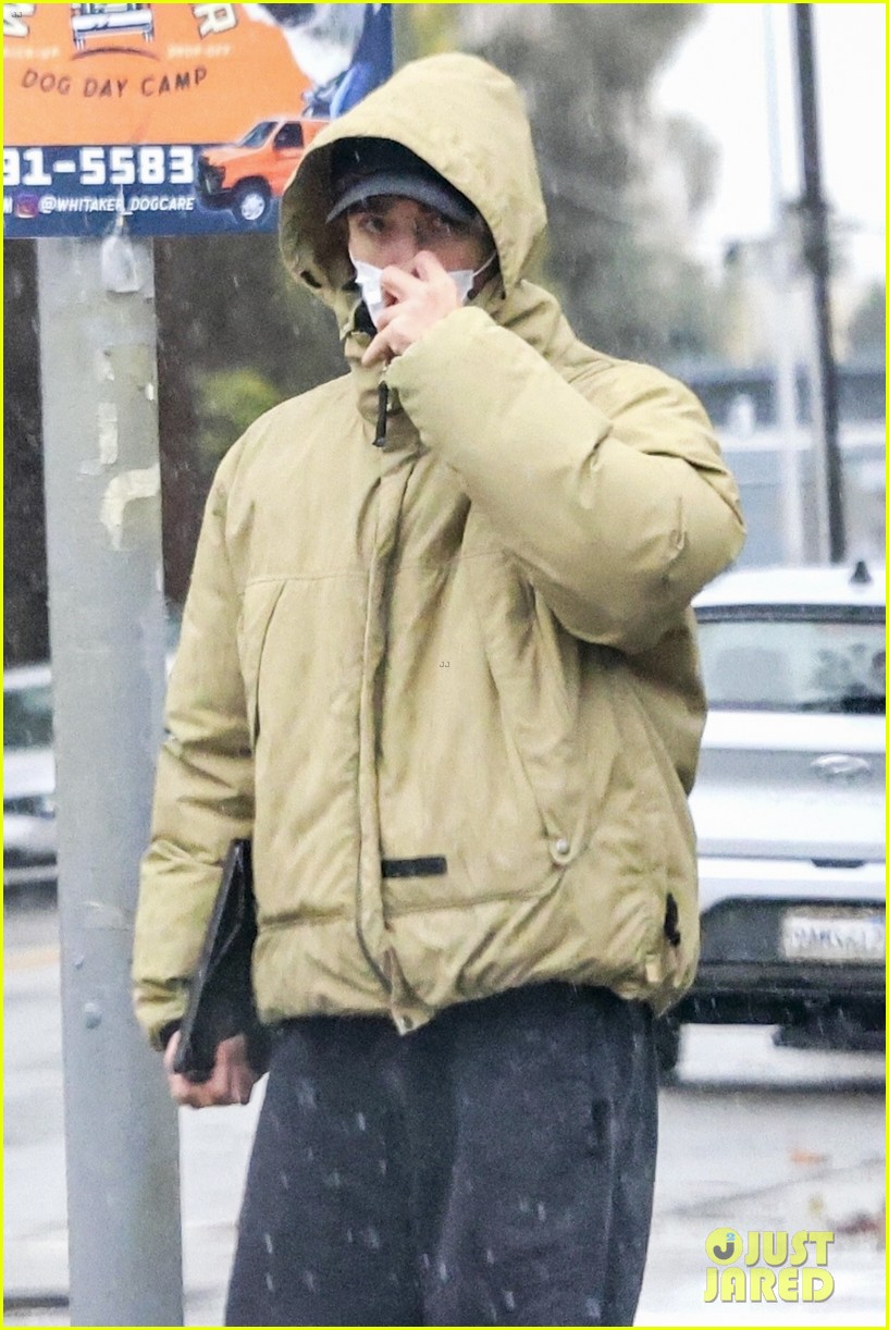 New Dad Robert Pattinson Masks Up During 2 Outings After Welcoming ...