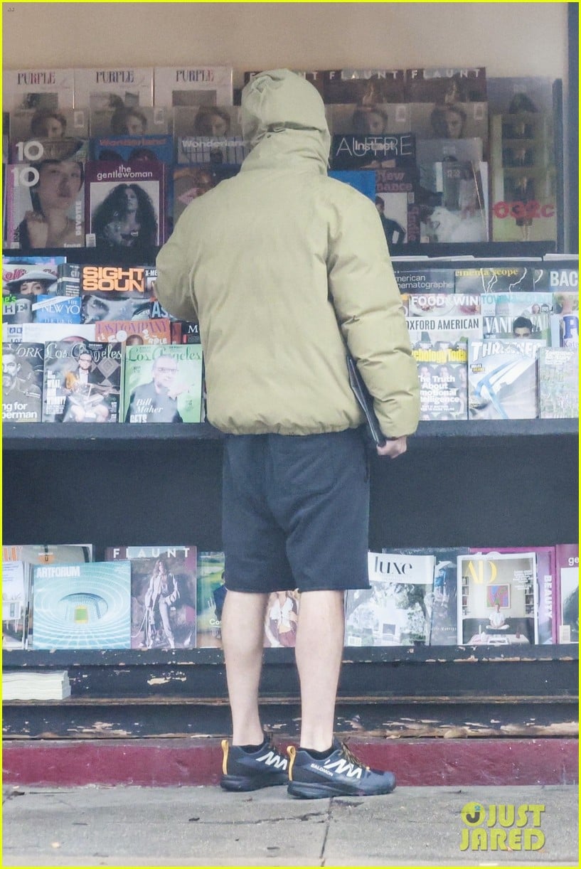 New Dad Robert Pattinson Masks Up During 2 Outings After Welcoming ...