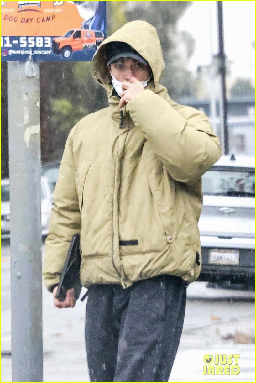 New Dad Robert Pattinson Masks Up During 2 Outings After Welcoming ...