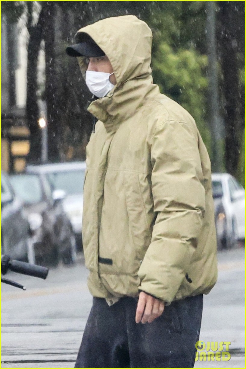 New Dad Robert Pattinson Masks Up During 2 Outings After Welcoming ...