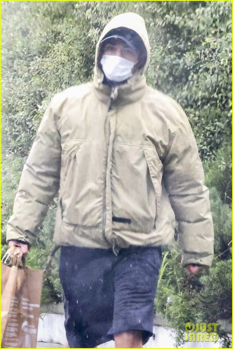 New Dad Robert Pattinson Masks Up During 2 Outings After Welcoming ...