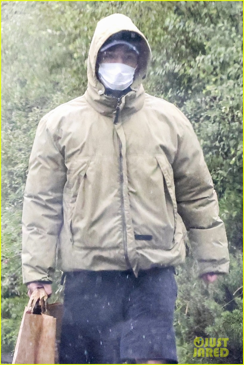 New Dad Robert Pattinson Masks Up During 2 Outings After Welcoming ...