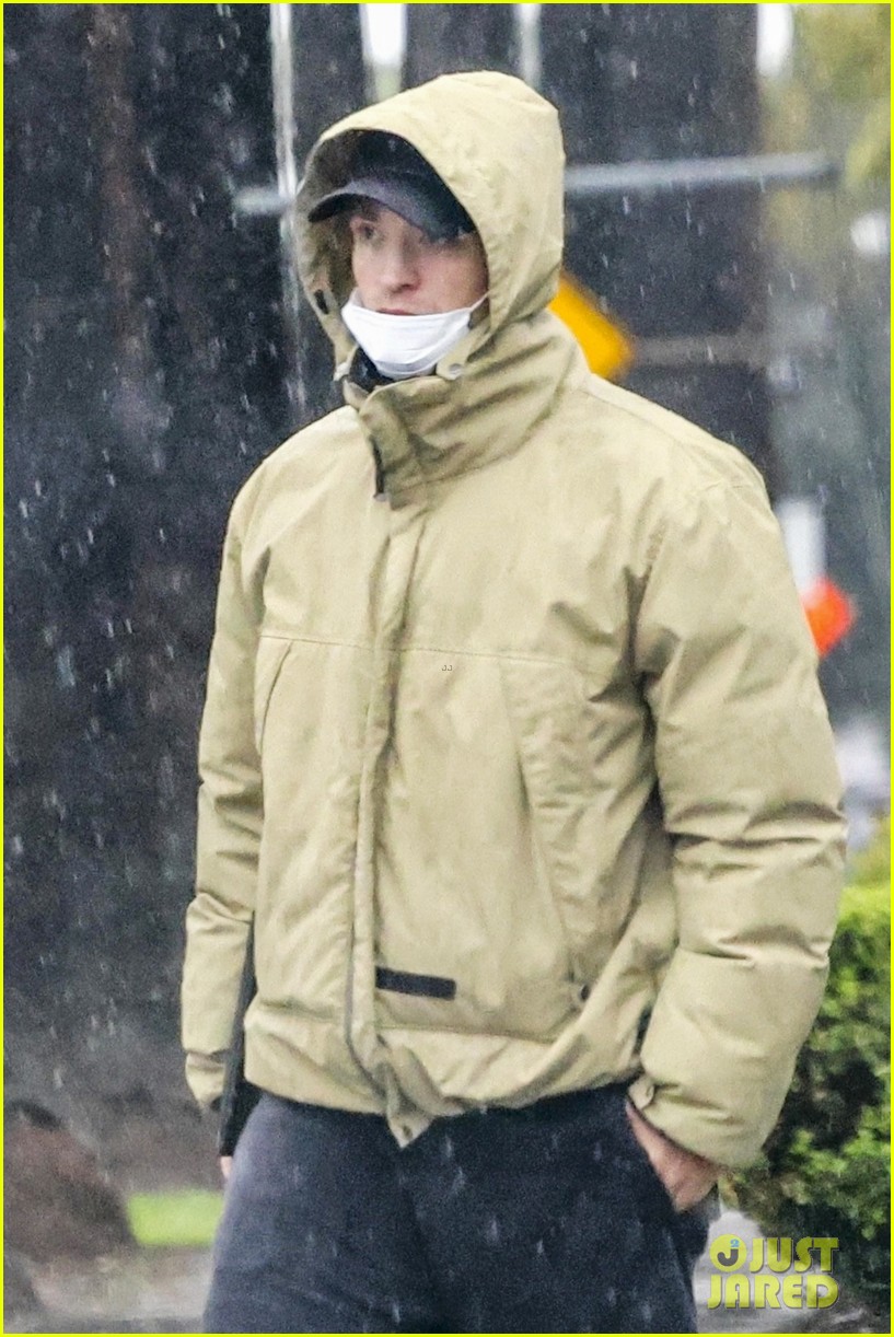 New Dad Robert Pattinson Masks Up During 2 Outings After Welcoming ...
