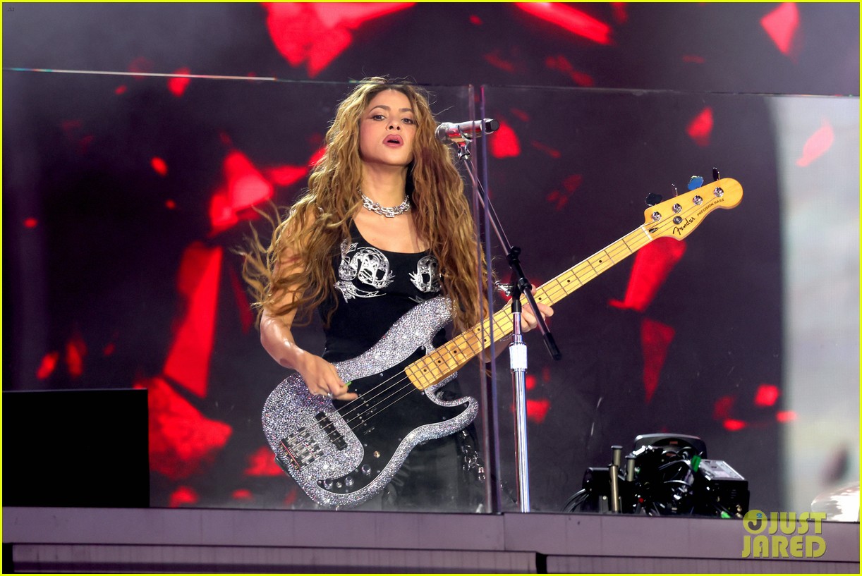 Shakira Grabs Dinner with 'Emily in Paris' Actor Lucien Laviscount ...