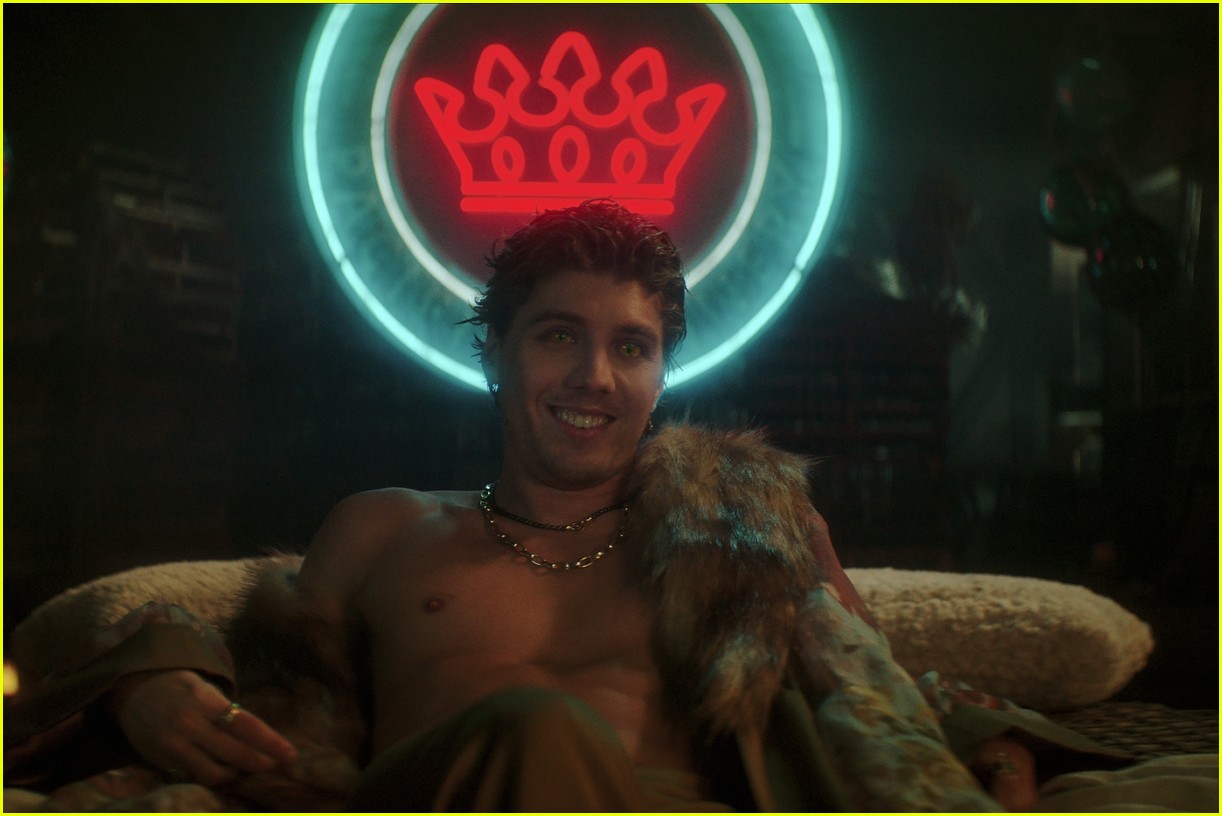 'Dead Boy Detectives' - Trailer Revealed & 9 Stars Join Cast of New ...