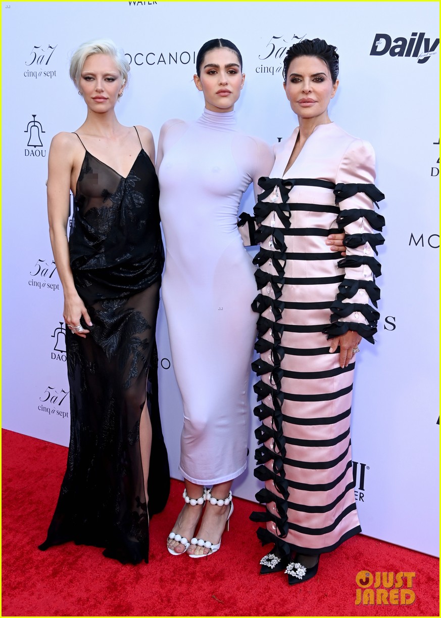 Doja Cat Brings Glass of Wine & Suitcase to Daily Front Row Fashion ...