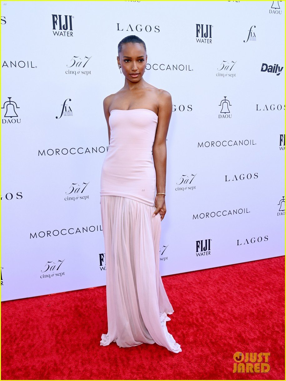 Doja Cat Brings Glass of Wine & Suitcase to Daily Front Row Fashion ...