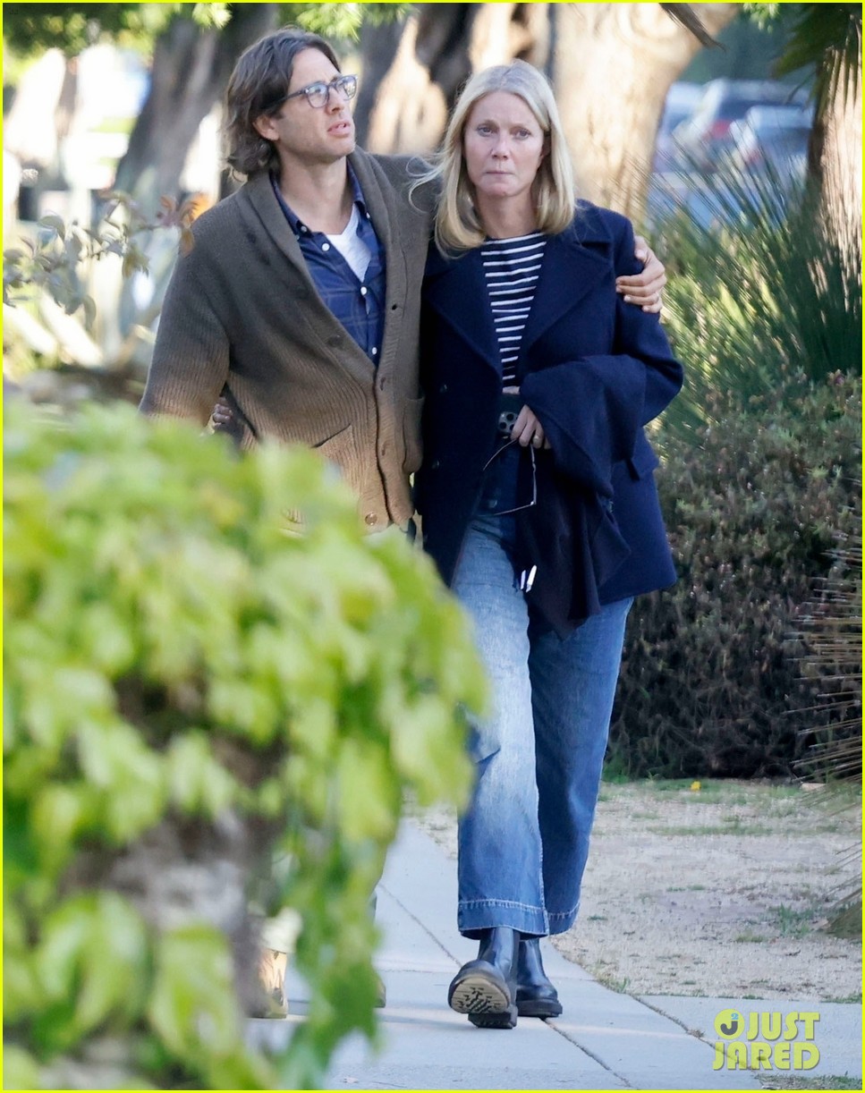Gwyneth Paltrow & Husband Brad Falchuk Keep Close on Date Night in L.A ...
