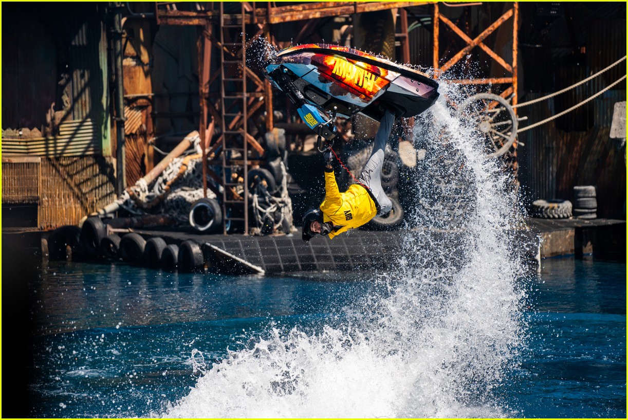 Ryan Gosling Makes Surprise Appearance at Universal Studios Stunt Show ...