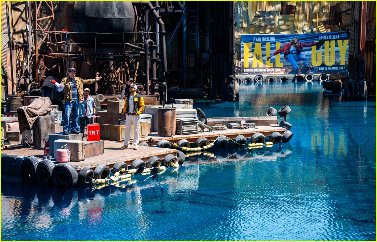 Ryan Gosling Makes Surprise Appearance at Universal Studios Stunt Show ...