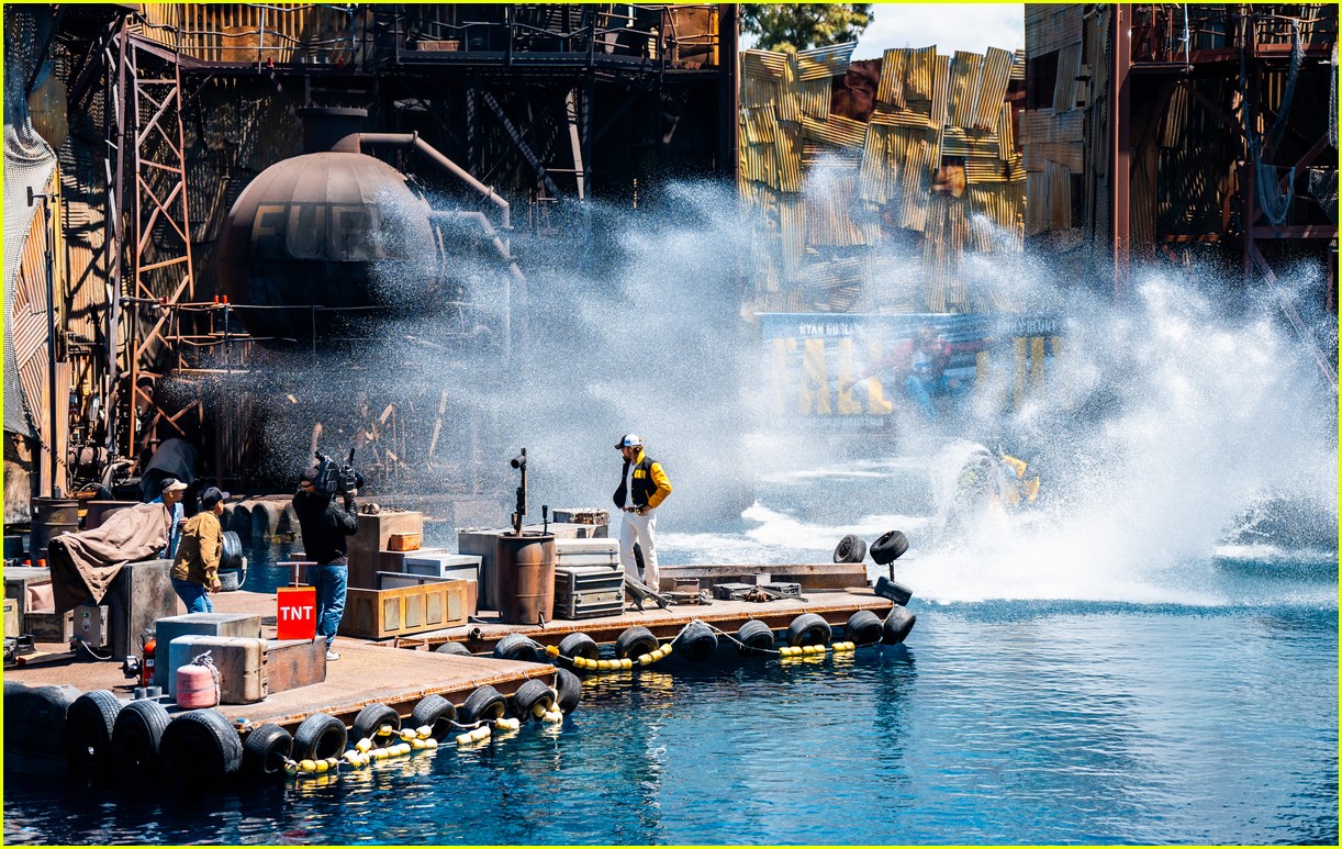 Ryan Gosling Makes Surprise Appearance at Universal Studios Stunt Show ...