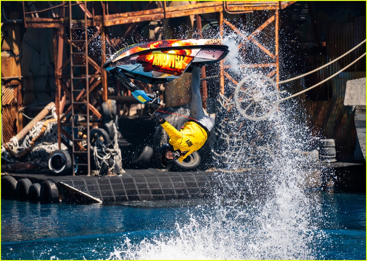 Ryan Gosling Makes Surprise Appearance at Universal Studios Stunt Show ...