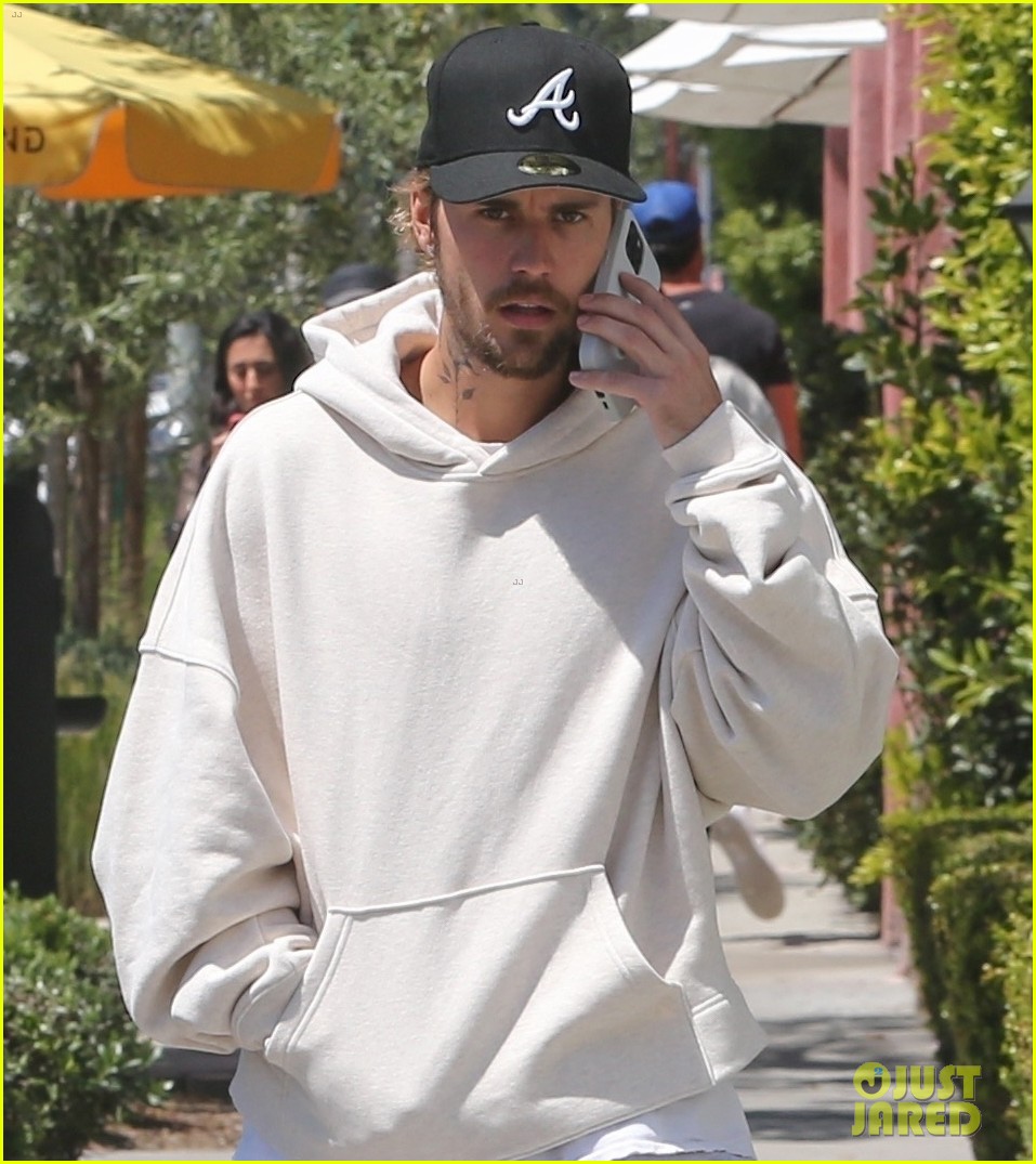 Justin Bieber Enjoys Dinner with Friends at Celeb Hotspot Sushi Park in L.A.: Photo 5031770 ...