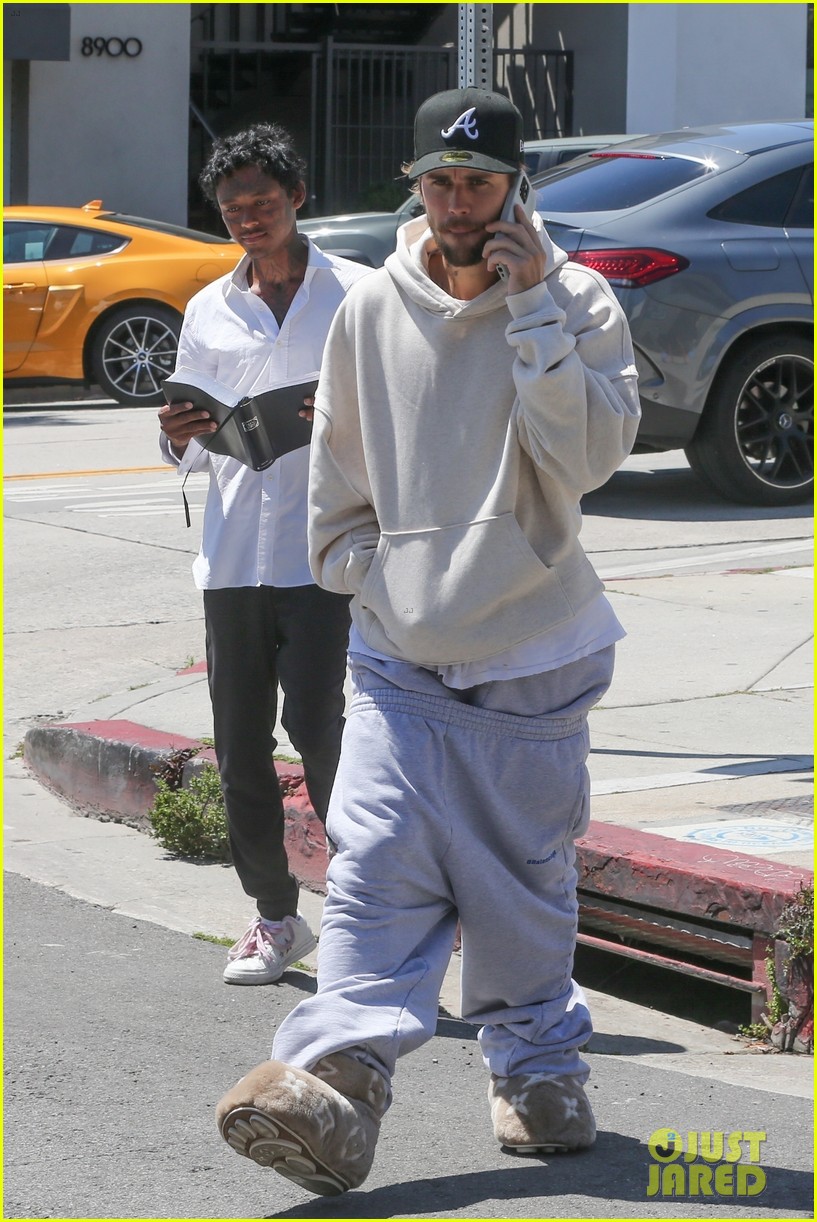 Justin Bieber Enjoys Dinner with Friends at Celeb Hotspot Sushi Park in L.A.: Photo 5031773 ...