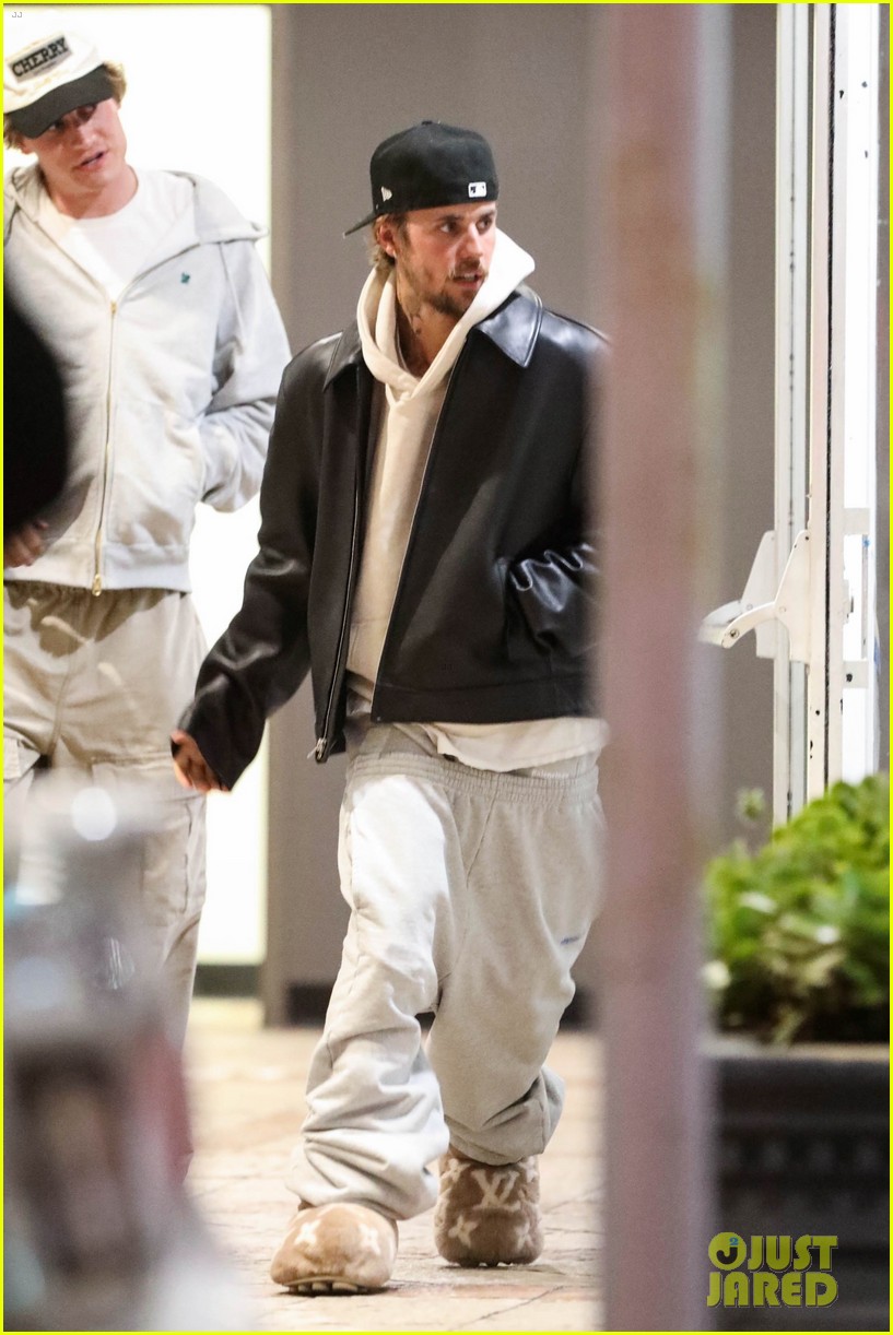 Justin Bieber Enjoys Dinner with Friends at Celeb Hotspot Sushi Park in L.A.: Photo 5031775 ...