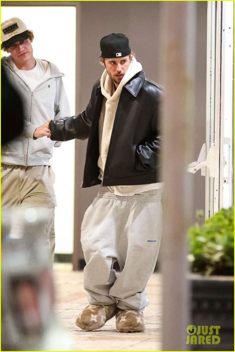 Justin Bieber Enjoys Dinner with Friends at Celeb Hotspot Sushi Park in L.A.: Photo 5031777 ...