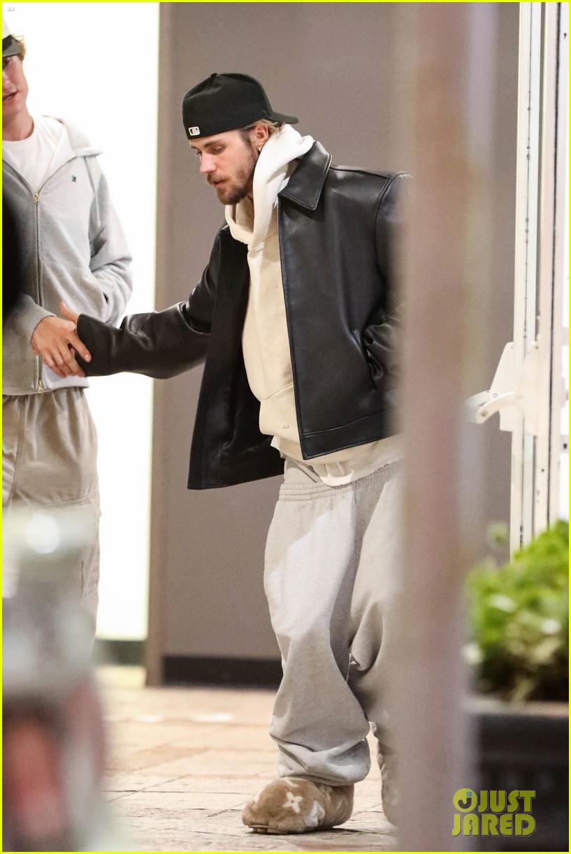 Justin Bieber Enjoys Dinner with Friends at Celeb Hotspot Sushi Park in L.A.: Photo 5031780 ...