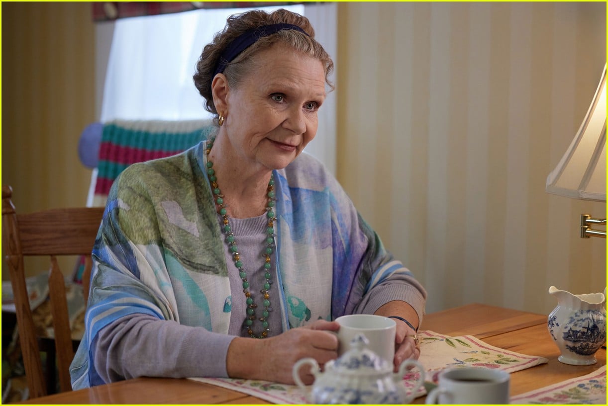 'Legend of the Lost Locket' - 2 'When Calls the Heart' Stars Featured ...