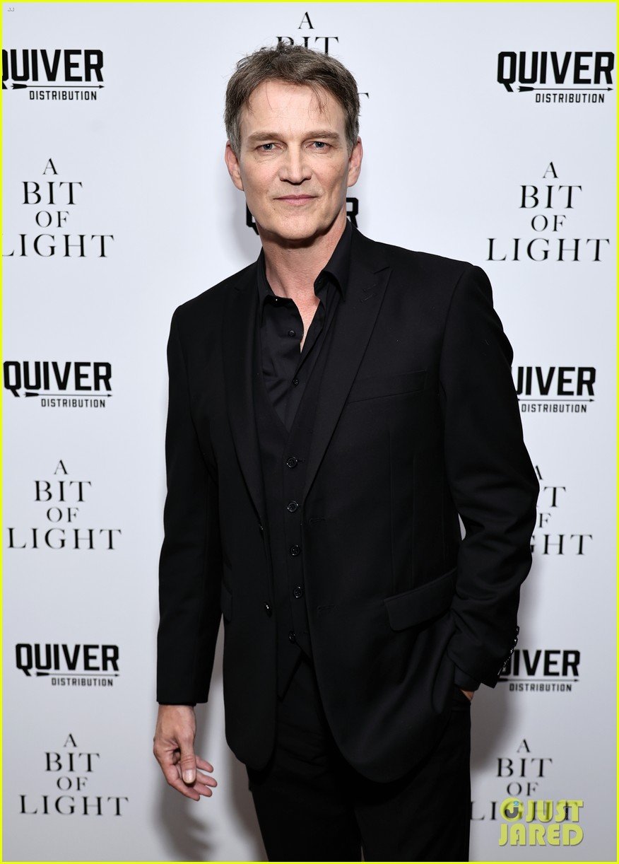 Anna Paquin Walks with Cane at 'A Bit of Light' Premiere, Reason Why ...