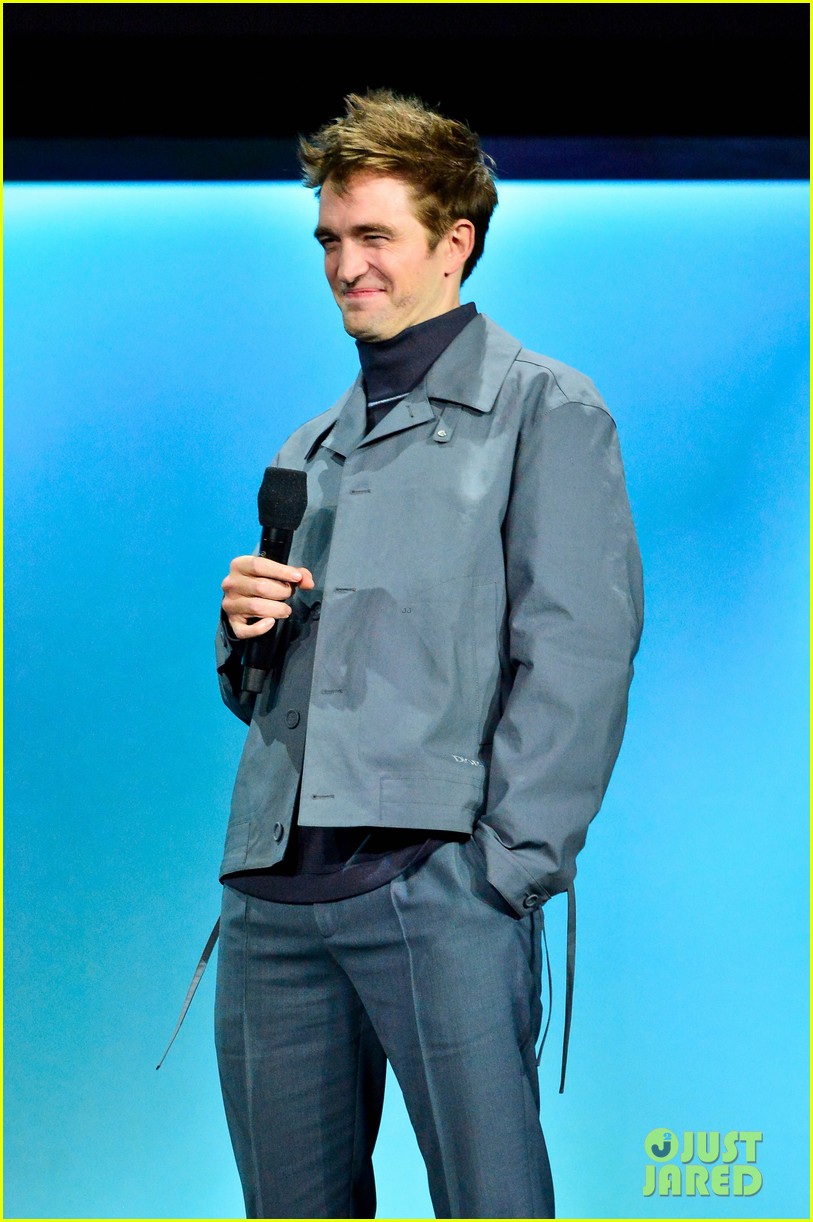 Robert Pattinson Makes First Official Appearance as New Dad, Looks ...