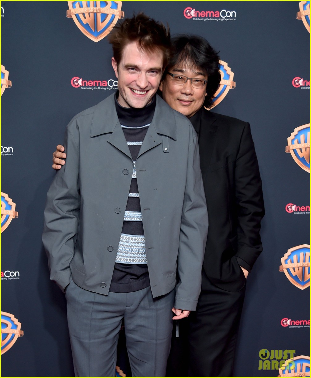 Robert Pattinson Makes First Official Appearance as New Dad, Looks ...