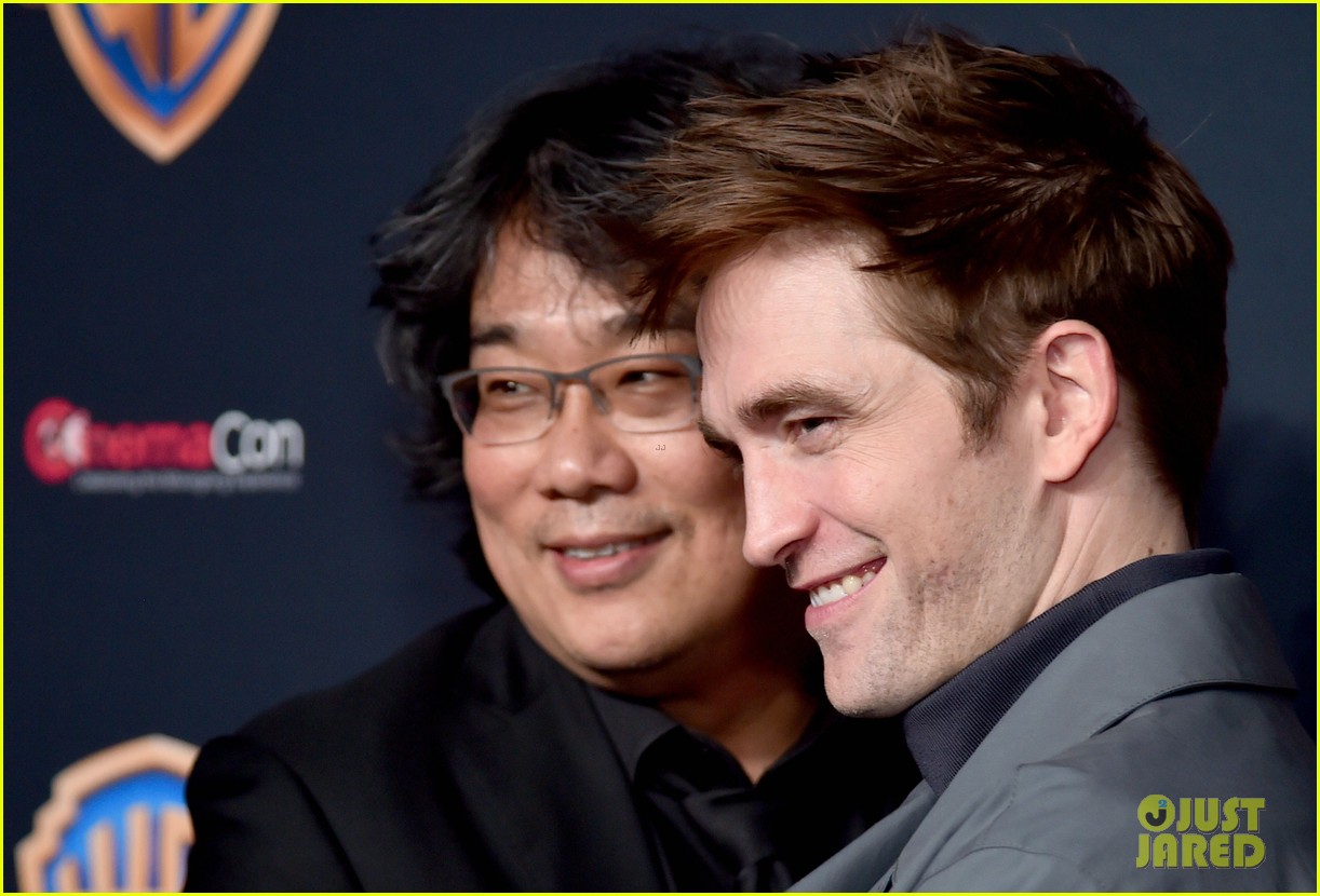 Robert Pattinson Makes First Official Appearance as New Dad, Looks ...