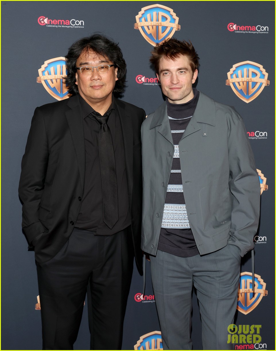 Robert Pattinson Makes First Official Appearance as New Dad, Looks ...