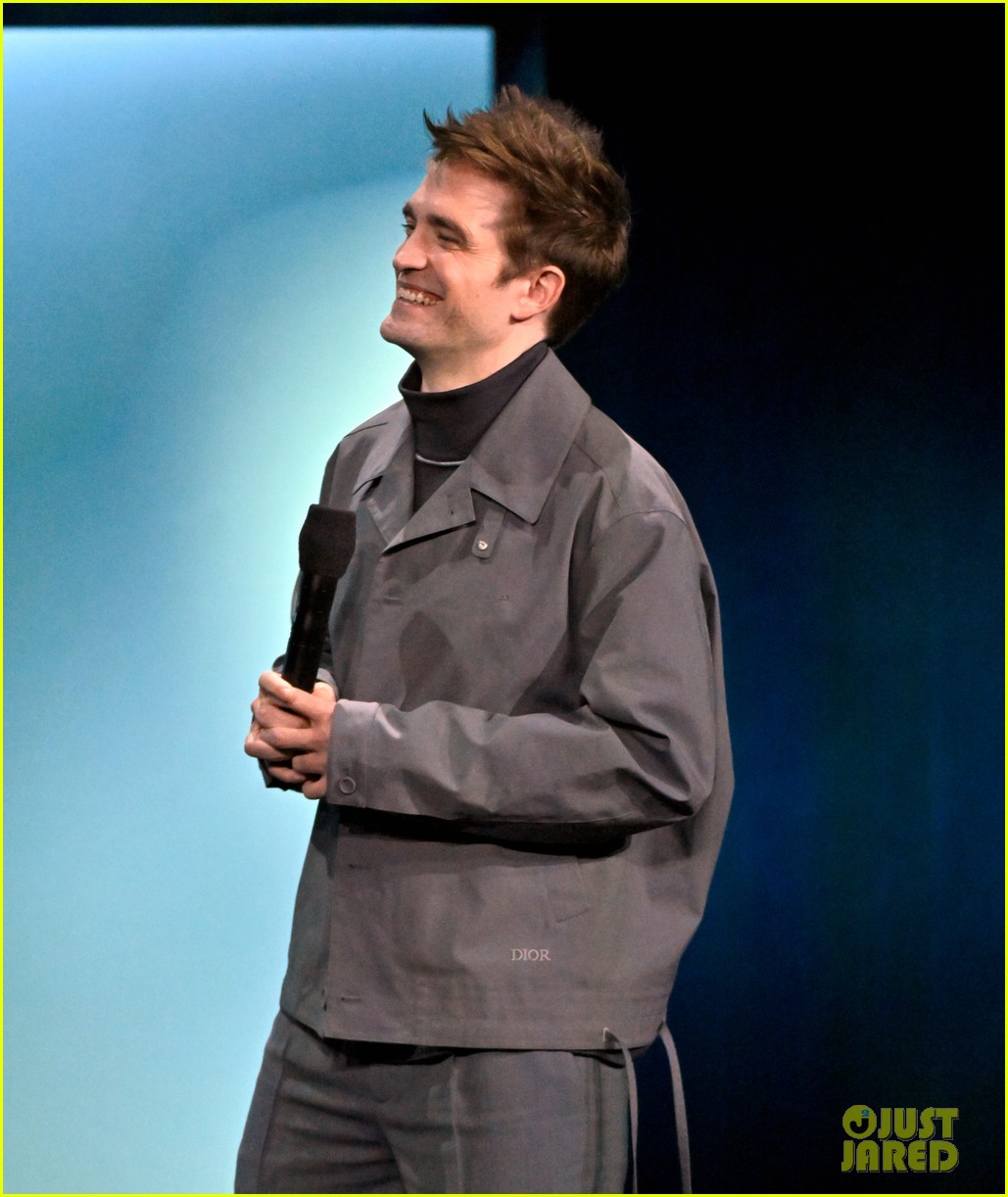 Robert Pattinson Makes First Official Appearance as New Dad, Looks ...