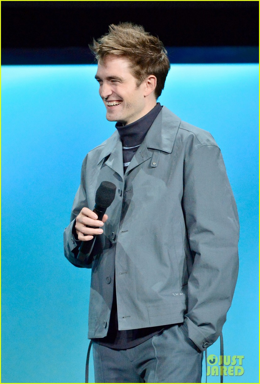 Robert Pattinson Makes First Official Appearance as New Dad, Looks ...