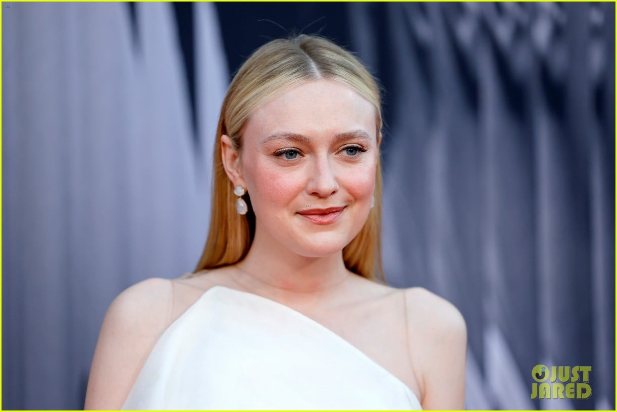 Andrew Scott & Dakota Fanning Dress to Impress for 'Ripley' Premiere in ...