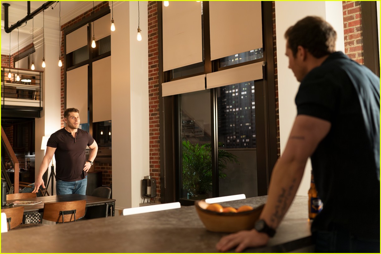 Oliver Stark & '9-1-1' Creator Talk Buck's Kiss with [SPOILER], Queer ...