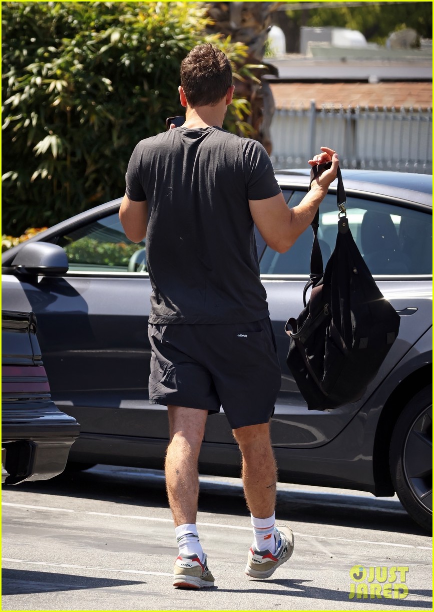 Theo James Hits the Gym for Morning Workout in Venice Beach: Photo ...