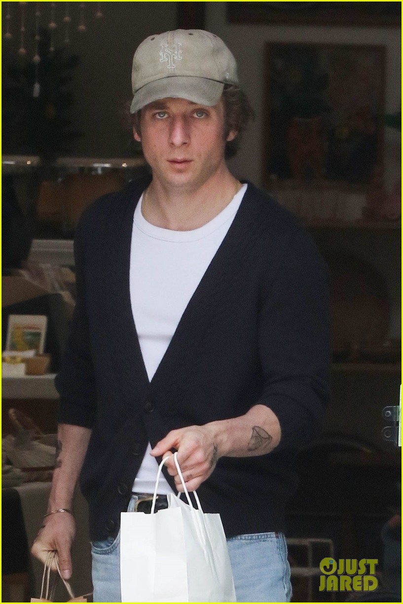 Jeremy Allen White Steps Out in Studio City During Day Off From Filming ...