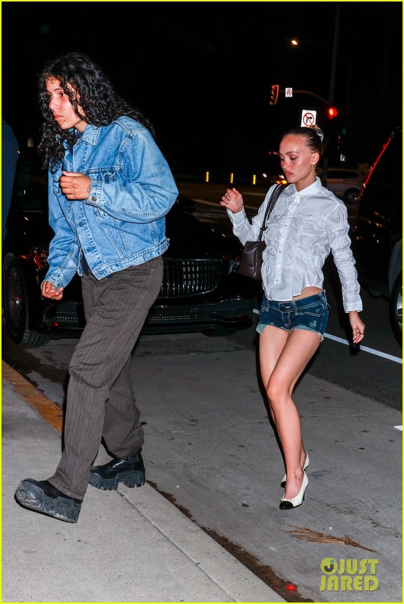 Lily-Rose Depp & Girlfriend 070 Shake Still Going Strong, Spotted on ...