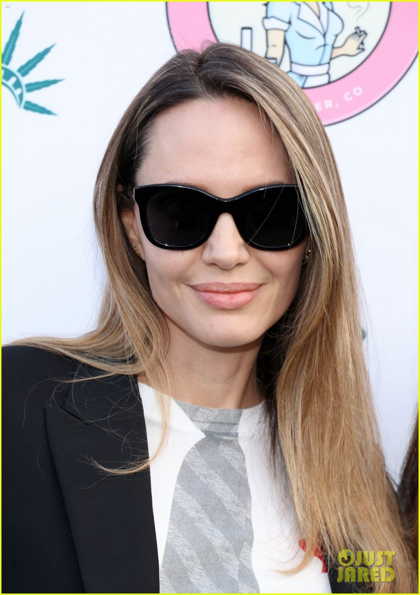 Angelina Jolie & Daughter Vivienne Support Kristen Bell at L.A. Opening ...