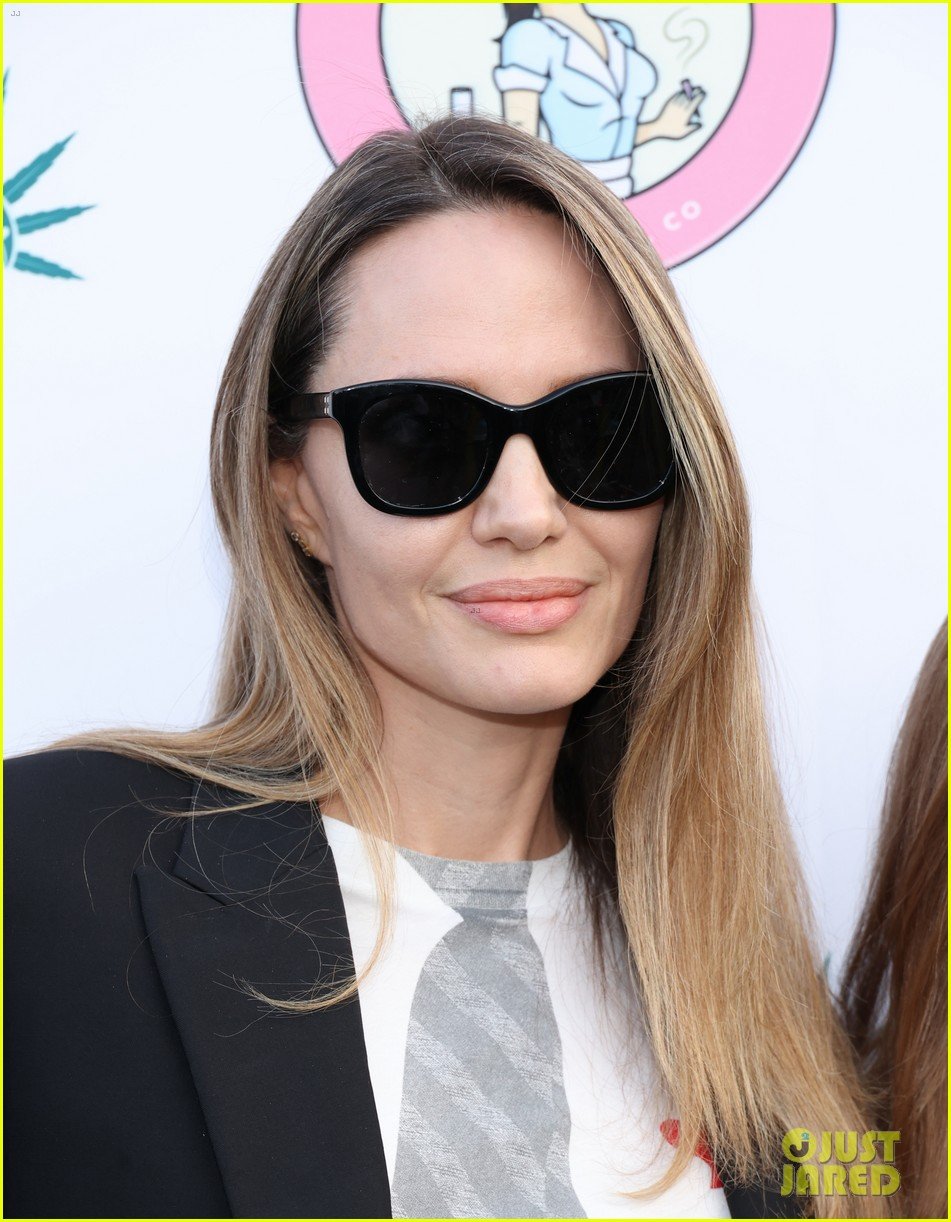 Angelina Jolie & Daughter Vivienne Support Kristen Bell at L.A. Opening ...