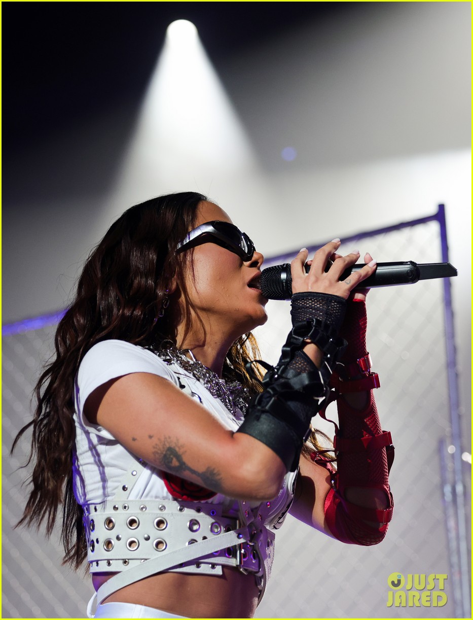 Anitta Lights Up the Stage at 'Baile Funk Experience' Tour Stop In ...